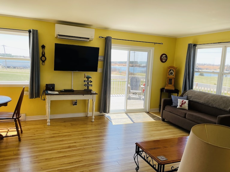 Wavie Waters Cottage! - King Bed, Kayaks, Centrally Located, Stunning Views. - Prince Edward Island