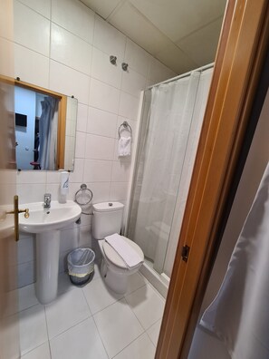 Quarto Duplo (with extra bed, 3 Adults) | Casa de banho | Um polibã, artigos de higiene pessoal grátis 