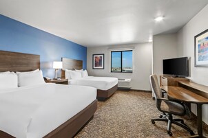 Quarto, 2 camas queen-size, adaptado para pessoas com dificuldades de mobilidade | Roupa de alta qualidade, camas de colchão pillowtop, secretária 