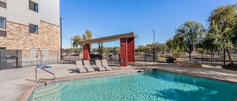 Piscina externa, espreguiçadeiras