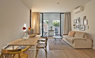 Apartamento, 2 quartos | Sala de estar | TV de tela plana 37 polegadas com canais a cabo, TV