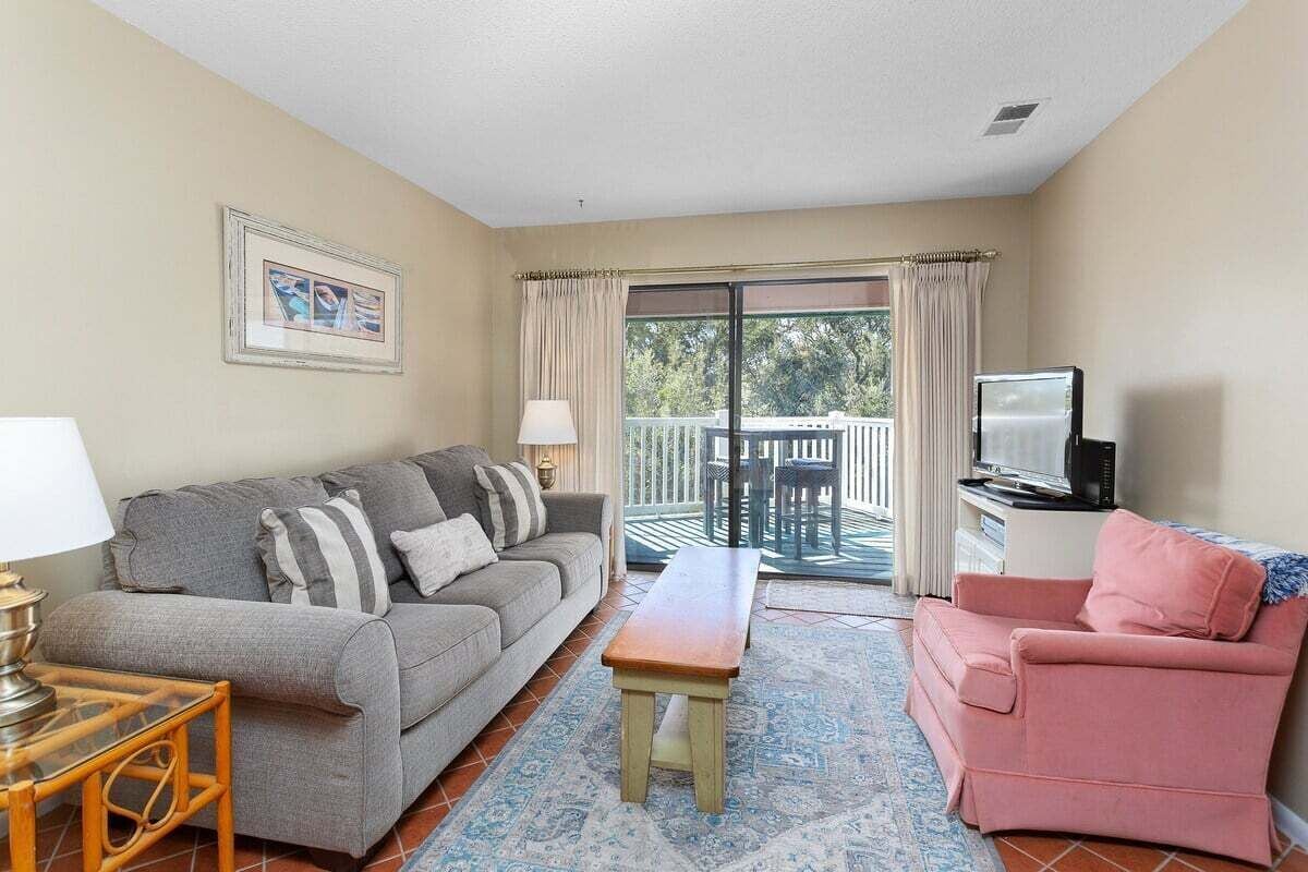 Oceanfront Condo With Balcony, Pool, Beach Access - St. Simons Island, GA