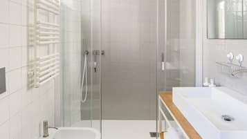 Quarto Duplo Standard | Casa de banho | Um polibã, um secador de cabelo, um bidé, toalhas fornecidas