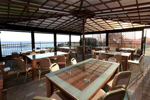 Café da manhã com buffet todos os dias (EUR 9 por pessoa) 