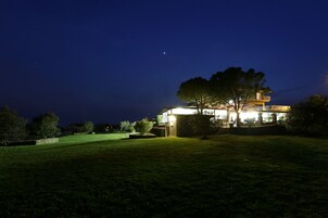 Fachada da propriedade à noite