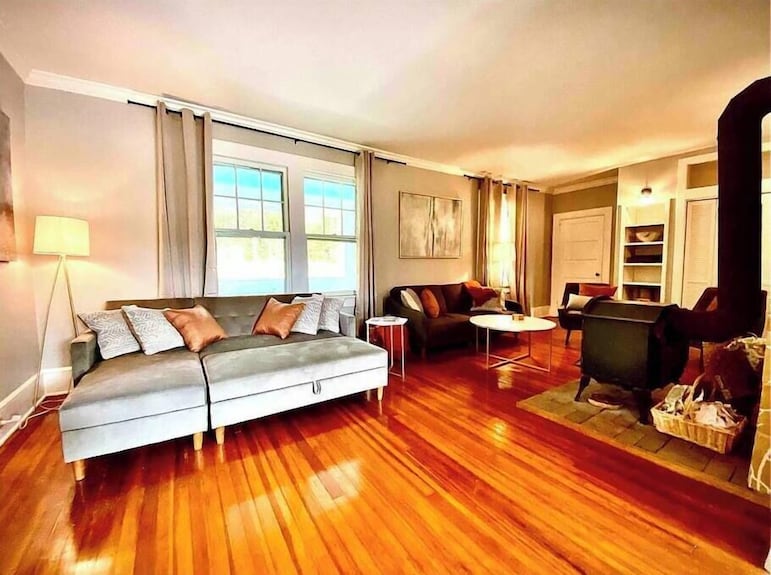 Historic Moog Farmhouse 4-bedroom Retreat Near Downtown Asheville - North Carolina