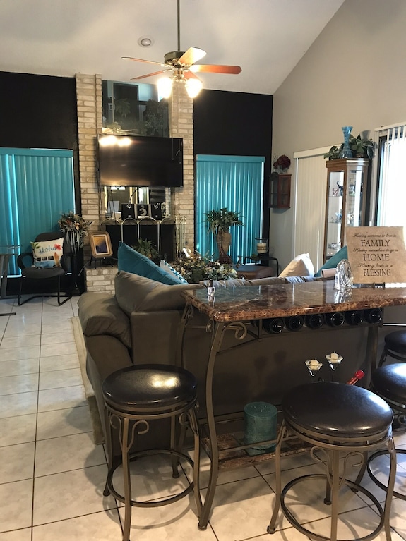 Spacious, Clean, Comfortable Home That's Relaxing With A Warm Feeling.<br> - Encino Park - San Antonio