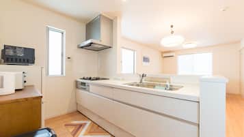 Villa (1) | Cozinha privada | Um frigorífico, um micro-ondas, uma placa de cozinha