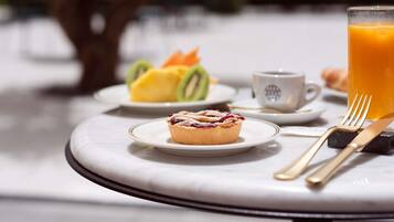 Pequeno-almoço tipo buffet diário (18 EUR por pessoa)