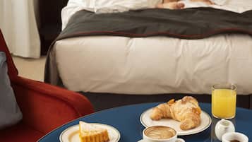 Quarto superior, 1 cama King | Roupas de cama premium, camas com colchões pillow-top, frigobar