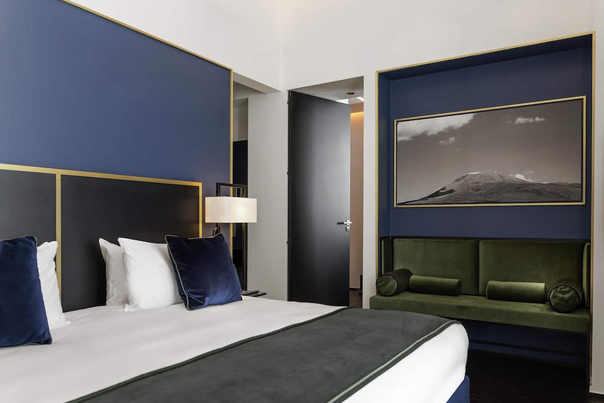 Roupas de cama premium, camas com colchões pillow-top, frigobar