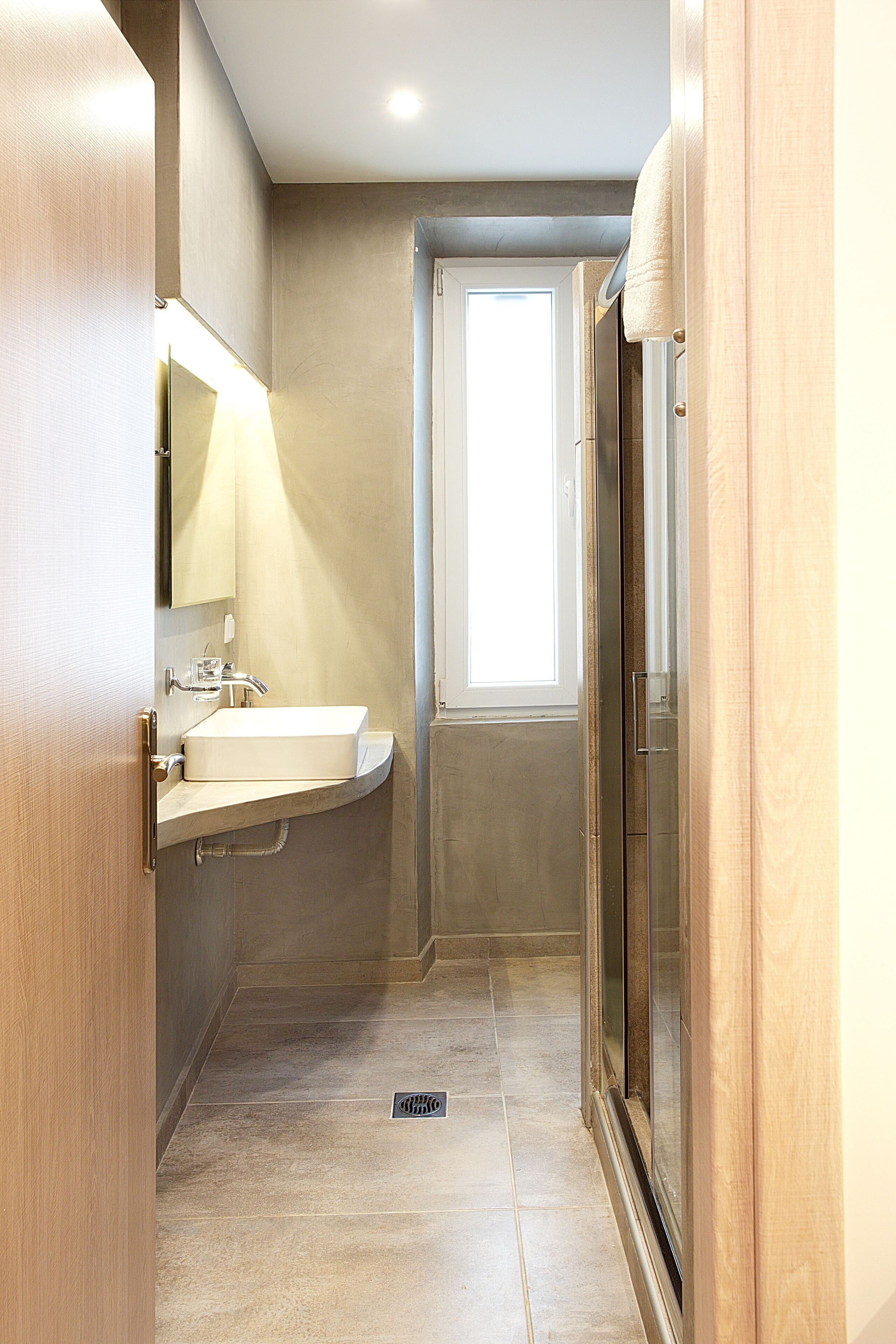 Apartamento, 1 quarto | Casa de banho | Um polibã, um chuveiro fixo, um secador de cabelo, um bidé 