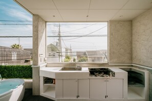 Vila exclusiva, vista para a piscina | Cozinha privada | Geladeira, cooktop, chaleira elétrica