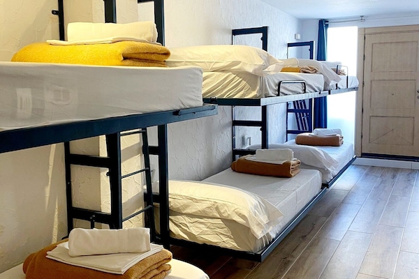 JOY Private Room for 8 People | 2 quartos, roupas de cama premium, individualmente decorados