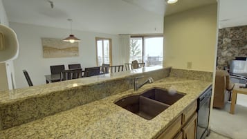 Condo, 2 quartos | Cozinha privada | Geladeira, fogão, cafeteira/chaleira, chaleira elétrica