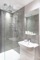 Apartamento | Banheiro | Chuveiro, produtos de toalete grátis, secador de cabelo, chinelos