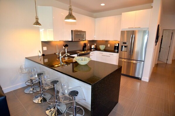 Um frigorífico, um micro-ondas, um forno, uma máquina de lavar louça