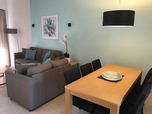 Apartamento | Sala | TV de ecrã plano, lareira 