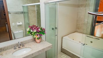 Suíte luxo (Com banheira) | Banheiro | Secador de cabelo, toalhas de banho, sabonete, shampoo