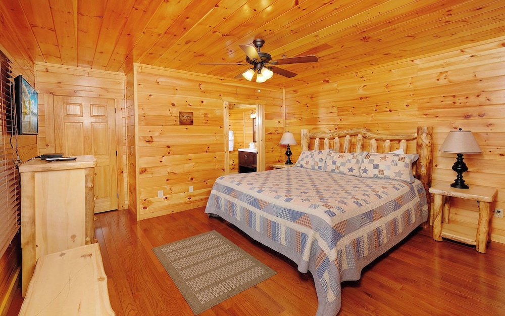 Indoor Pool And Hot Tub! - Beaver's Mountaintop Retreat - Pigeon Forge, TN