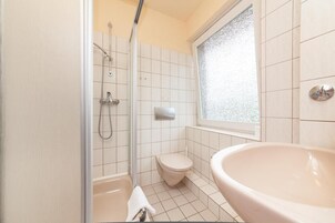 Quarto Individual | Casa de banho | Um polibã, artigos de higiene pessoal grátis, um secador de cabelo 