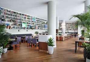 Jantares servidos, cozinha americana 