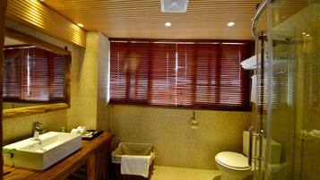 Quarto luxo | Banheiro | Chuveiro, produtos de toalete grátis, secador de cabelo
