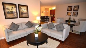Apartamento em Condomínio Fechado | Sala | TV de ecrã plano, leitor de DVD, biblioteca de vídeos 