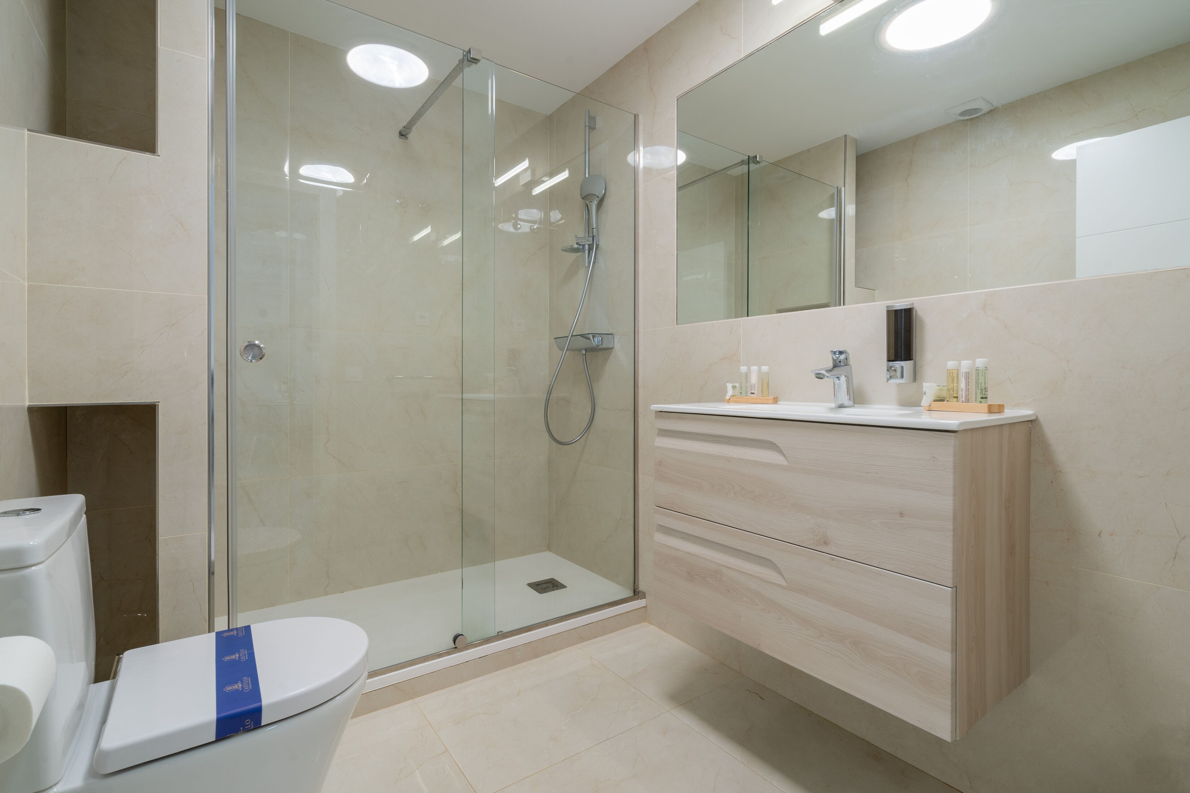Penthouse Deluxe, 2 quartos, terraço, Vista para a cidade | Casa de banho | Um polibã, um chuveiro fixo, um secador de cabelo, toalhas fornecidas 