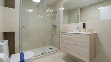 Penthouse Deluxe, 2 quartos, terraço, Vista para a cidade | Casa de banho | Um polibã, um chuveiro fixo, um secador de cabelo, toalhas fornecidas