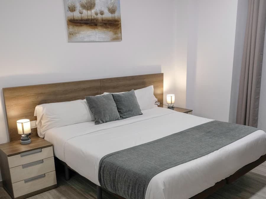 Frigobar, escrivaninha, cortinas blackout, quartos à prova de som