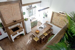 Apartamento, 1 quarto (Sunny Duplex) | Cozinha privada | Geladeira, micro-ondas, cooktop, máquina de café expresso
