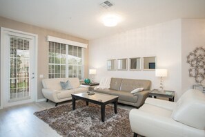 Apartamento em Condomínio Fechado | Sala | TV de ecrã plano, leitor de DVD 