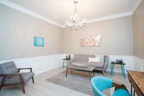 Apartamento em Condomínio Fechado | Sala | TV de ecrã plano, leitor de DVD 