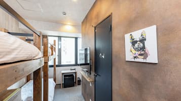 Quarto Quádruplo | Secretária, cortinas/cortinados opacos, quartos insonorizados