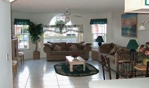 Apartamento em Condomínio Fechado | Sala | TV de ecrã plano, leitor de DVD