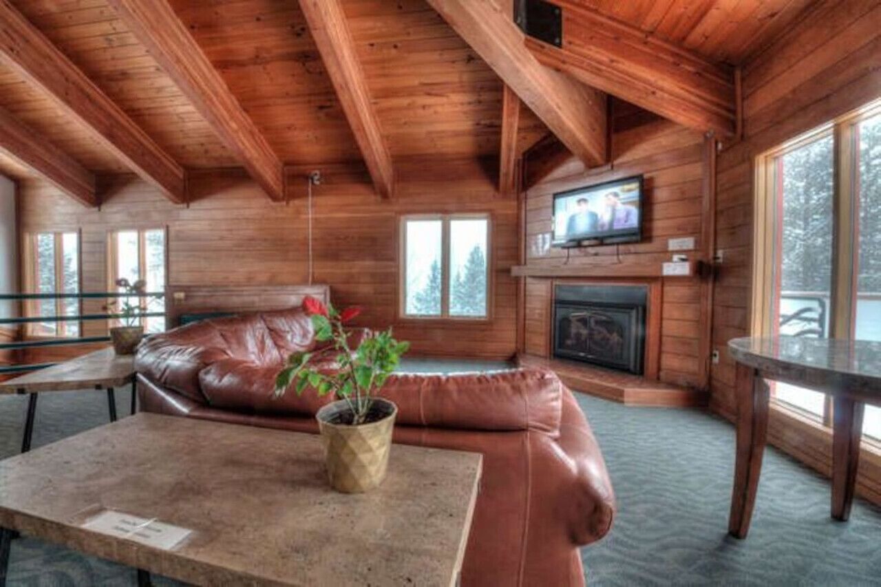 Cozy Wildernest Retreat W/ Mountain Views + Pool & Hot Tub - Silverthorne, CO