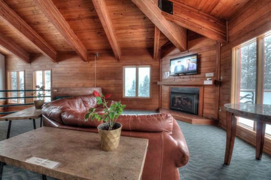 Cozy Wildernest Retreat W/ Mountain Views + Pool & Hot Tub - Silverthorne, CO