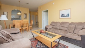 Condo | Sala de estar | TV de tela plana