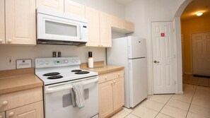 Condo | Cozinha privada | Geladeira, micro-ondas, fogão, lava-louças