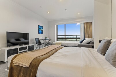 Sea City Views Takapuna Studio w Carpark