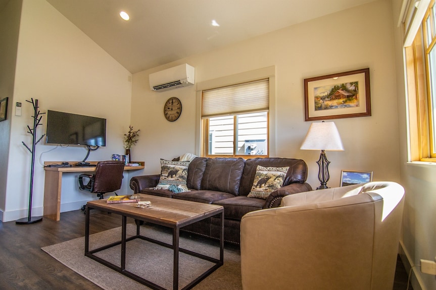 Views! 1 Blk To Town,new+spotless, Pets Ok- North - Oregon