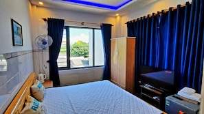 Quarto Duplo Standard, 1 cama king-size, Vista para a cidade, junto ao pátio | Com decoração personalizada, com mobília individualizada 