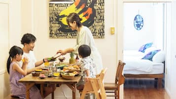 Apartamento superior, 2 quartos | Área de estar | TV LCD 32 polegadas com canais digitais, TV