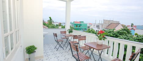 Quarto Duplo ou Twin Deluxe, Vista para a cidade | Terraço/pátio interior