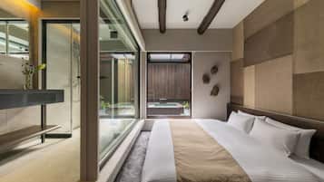 Quarto Deluxe, não fumadores (King Bed, Open-air Bath, IWA) | 1 quarto, roupa de alta qualidade, edredões de penas, cofre no quarto