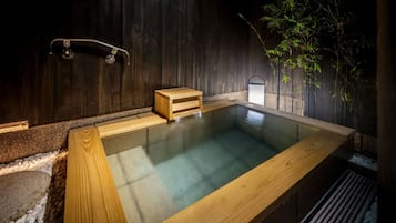 Quarto, não fumadores (Twin, Take) | Casa de banho | Um polibã e uma banheira separados, um chuveiro fixo