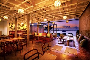 Pequenos-almoços, almoços, jantares servidos, com vista para a praia 