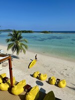 Na praia, areia branca, bar na praia, passeios de caiaque 