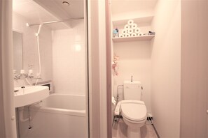 Apartamento (2 Full Beds) | Casa de banho | Um polibã e uma banheira separados, artigos de higiene pessoal grátis 